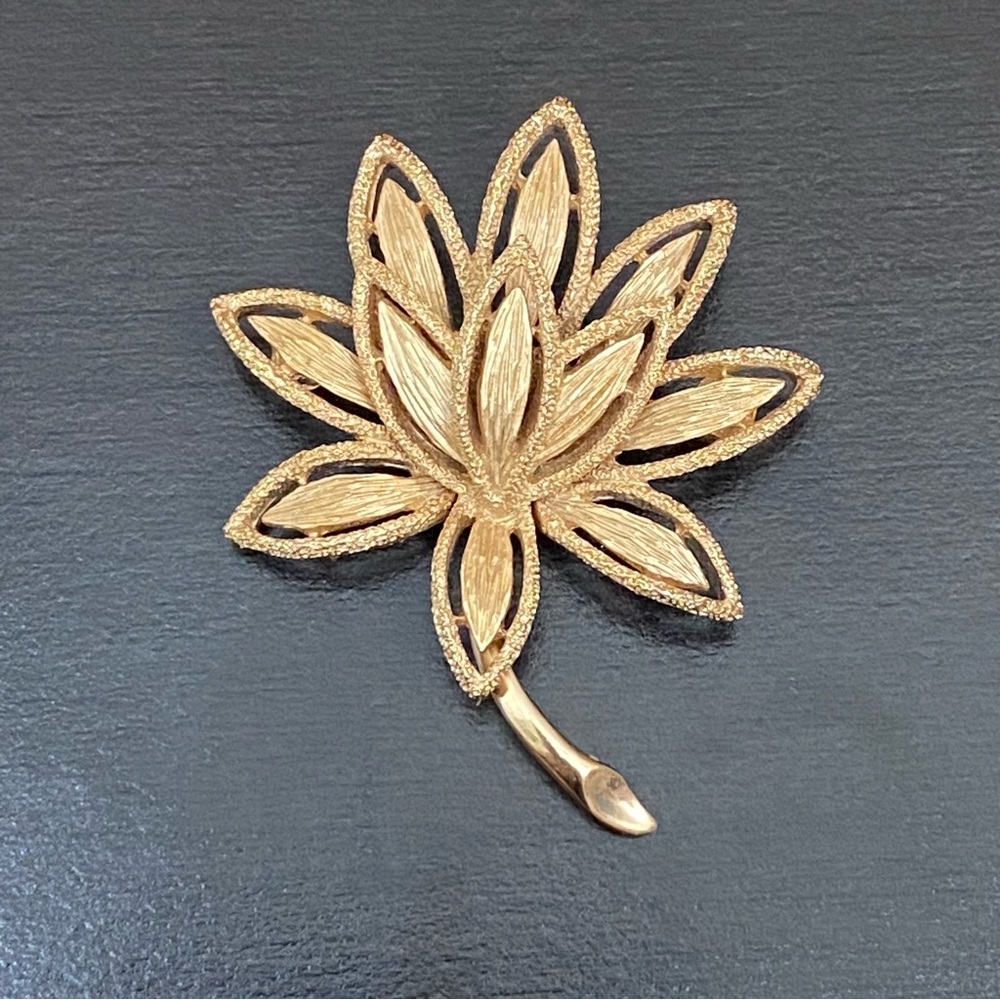 Vintage Avon Brushed Gold-Tone Flower Brooch - Gem